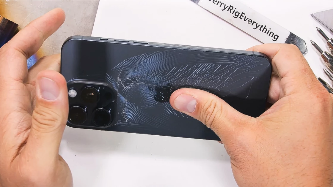 Δείτε πόσο εύκολα σπάει το iPhone 15 Pro Max με το τιτάνιο! (ΒΙΝΤΕΟ ...