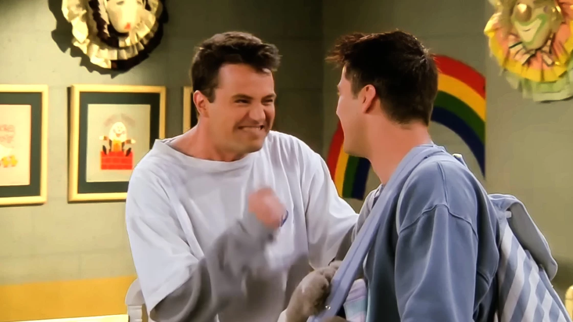 Matthew Perry: Ατάκες του Τσάντλερ που άφησαν εποχή στα “Φιλαράκια ...